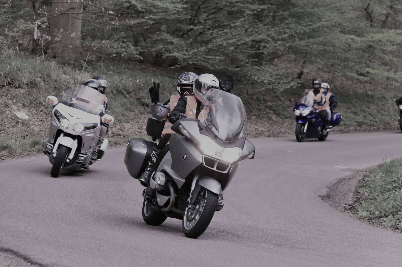 Comprendre le langage du motard : les signes à connaître · AXA Passion